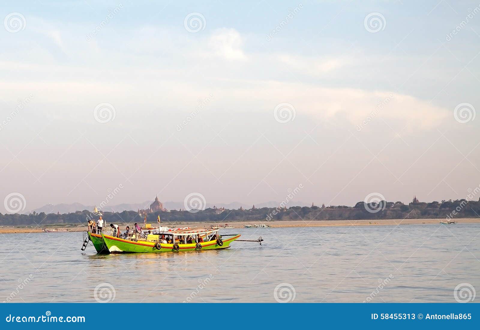 Boot Langs De Irrawaddy-rivier in Bagan, Myanmar Redactionele Stock ...