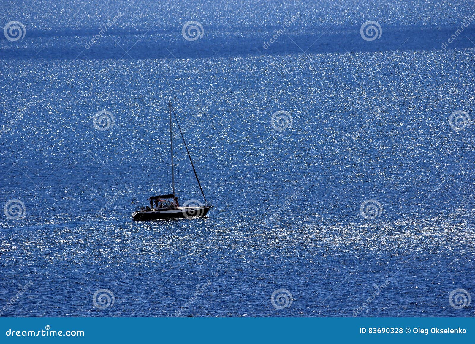 Boot in Meer Ein Einziges Segelboot Im Blauen Meer Stockfoto - Bild von ...