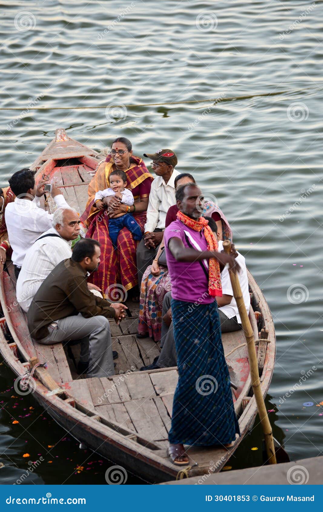 Boot met mensen redactionele stock foto. Image of indisch - 30401853