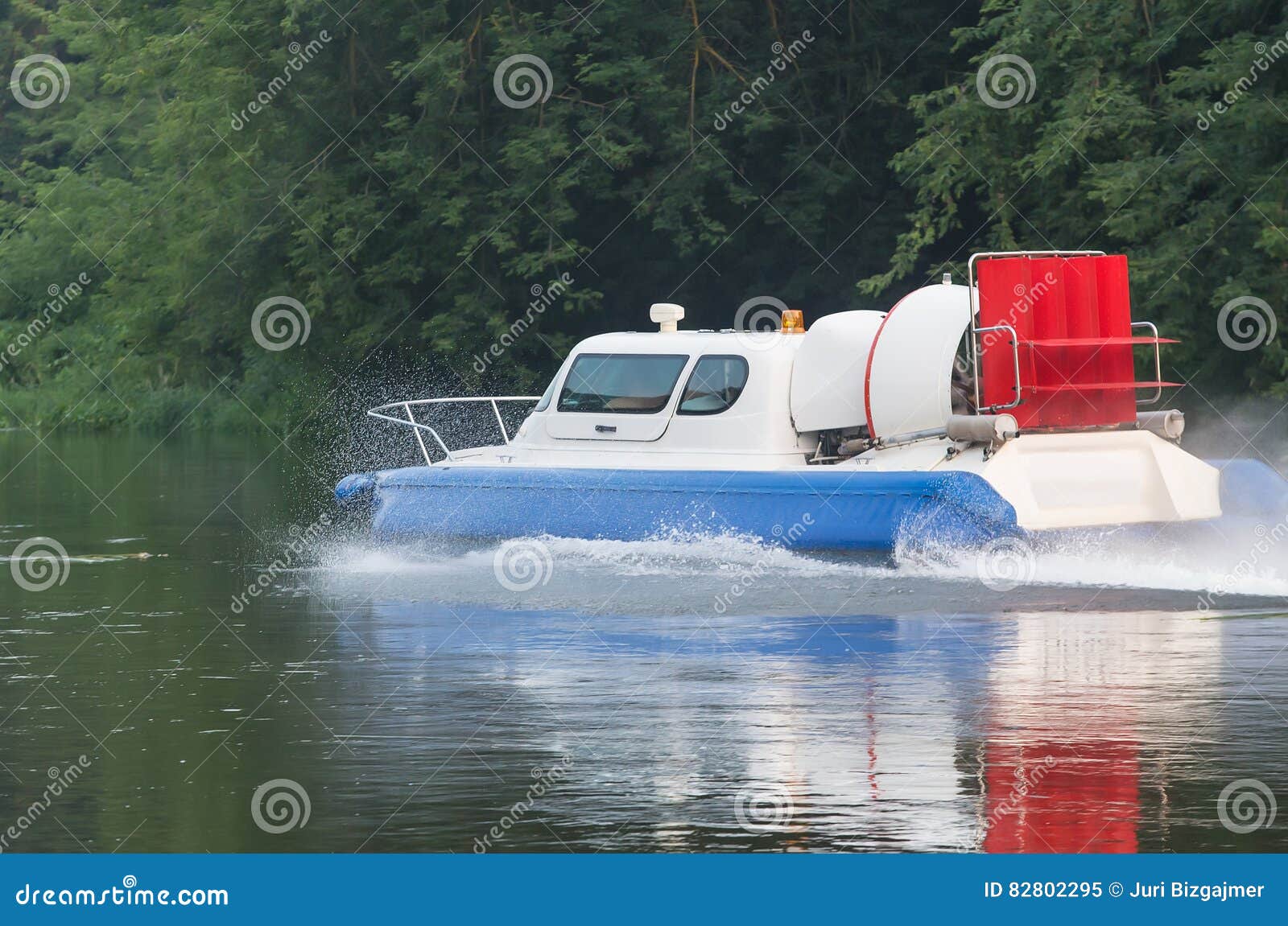 Boot Mit Propeller Schiebt Fluss Runter Stockbild - Bild von holz ...