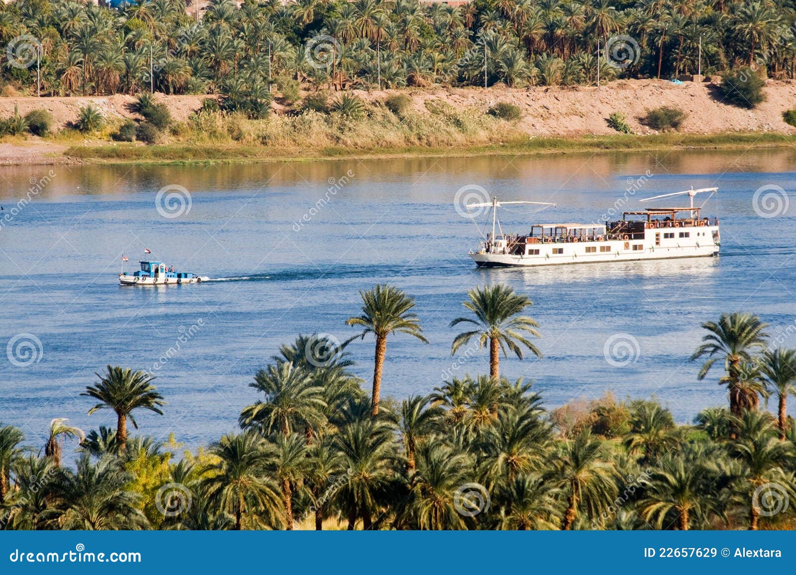Boot op de Rivier van Nijl stock afbeelding. Image of blauw - 22657629
