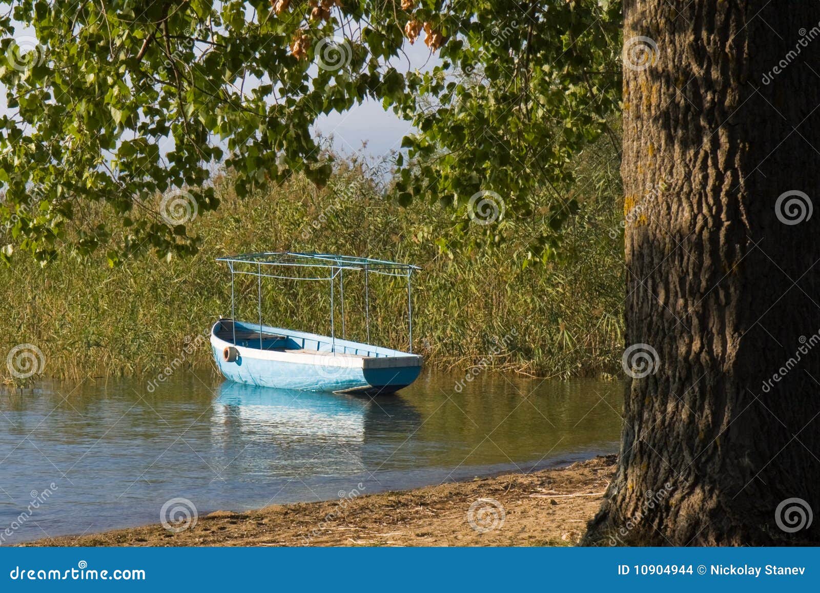 Boot op een Meer stock foto. Image of geel, weerspiegelen - 10904944