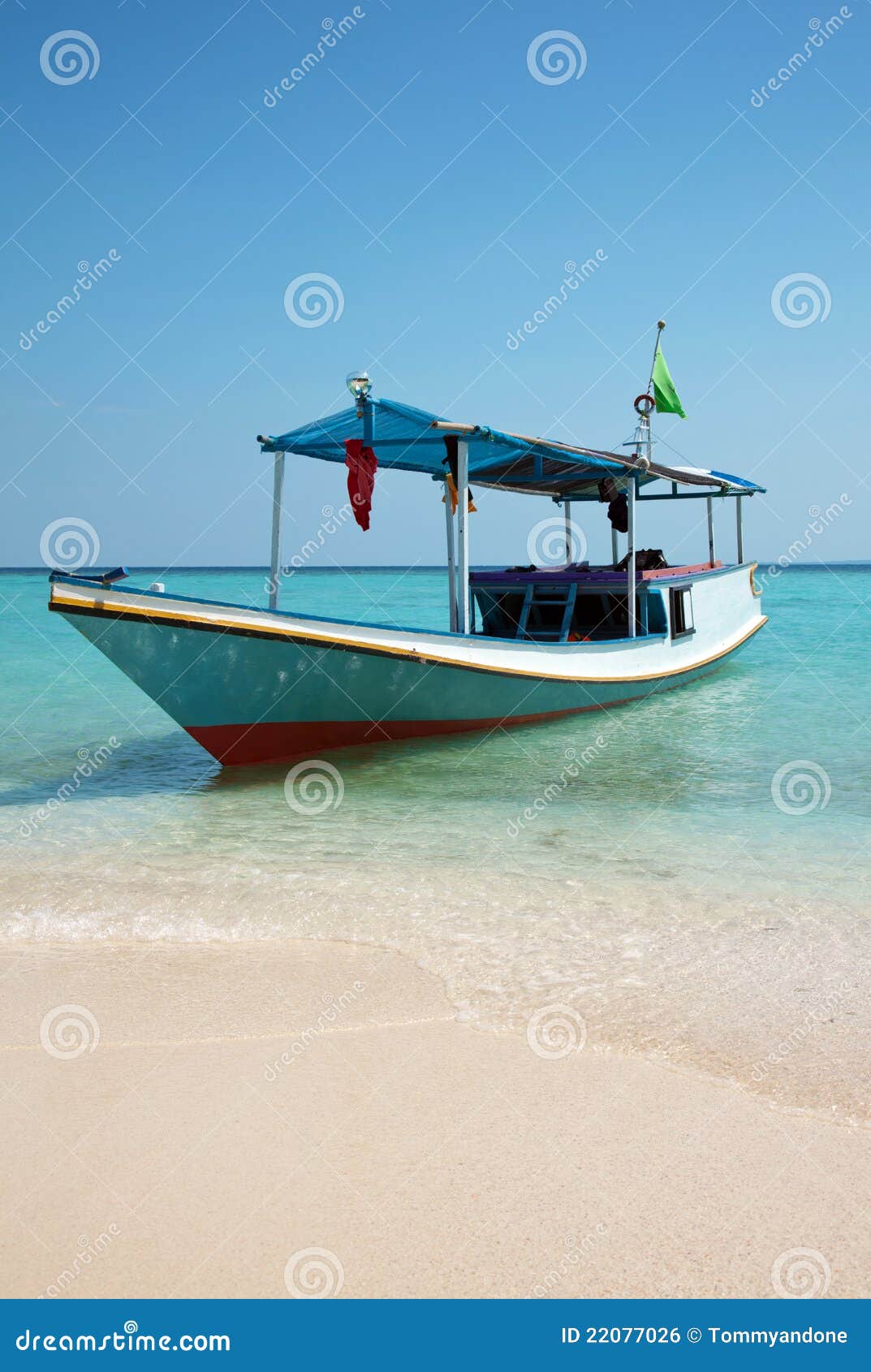 Boot op een strand stock foto. Image of zeegezicht, tafereel - 22077026