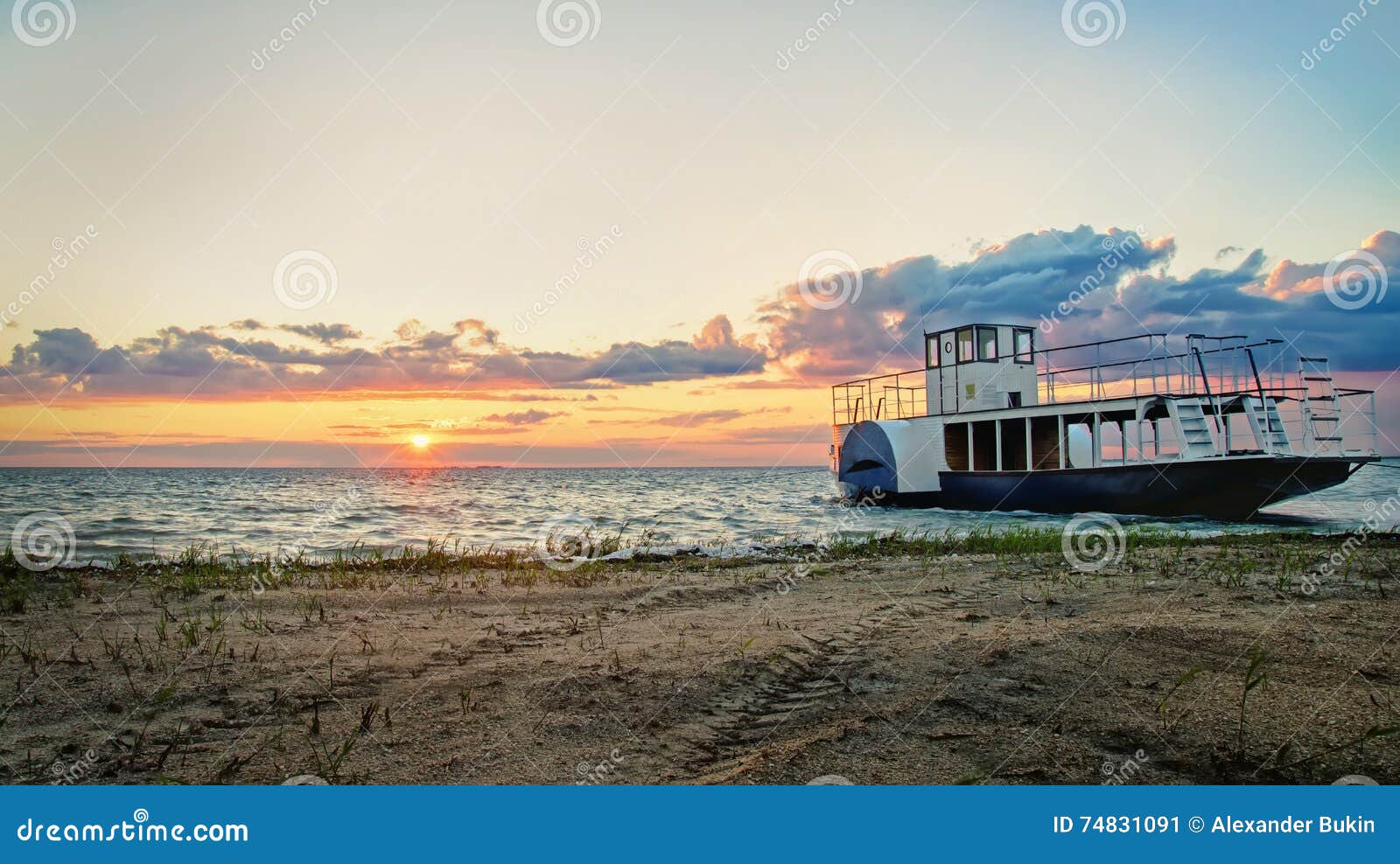 Boot Op Het Dok, Zonsondergang Op Zee Stock Afbeelding - Image of ...