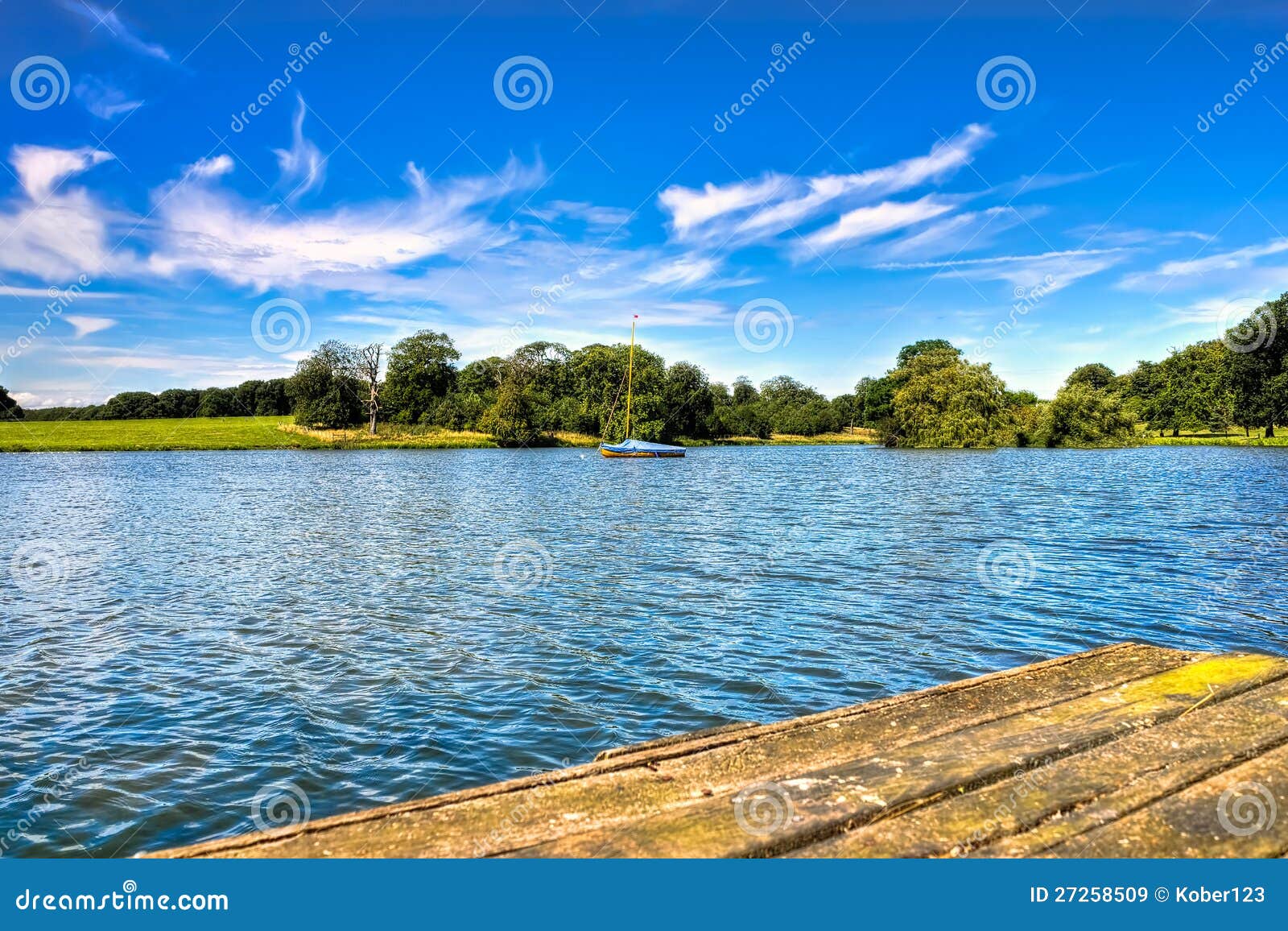 Boot op het water stock afbeelding. Image of ontruim - 27258509