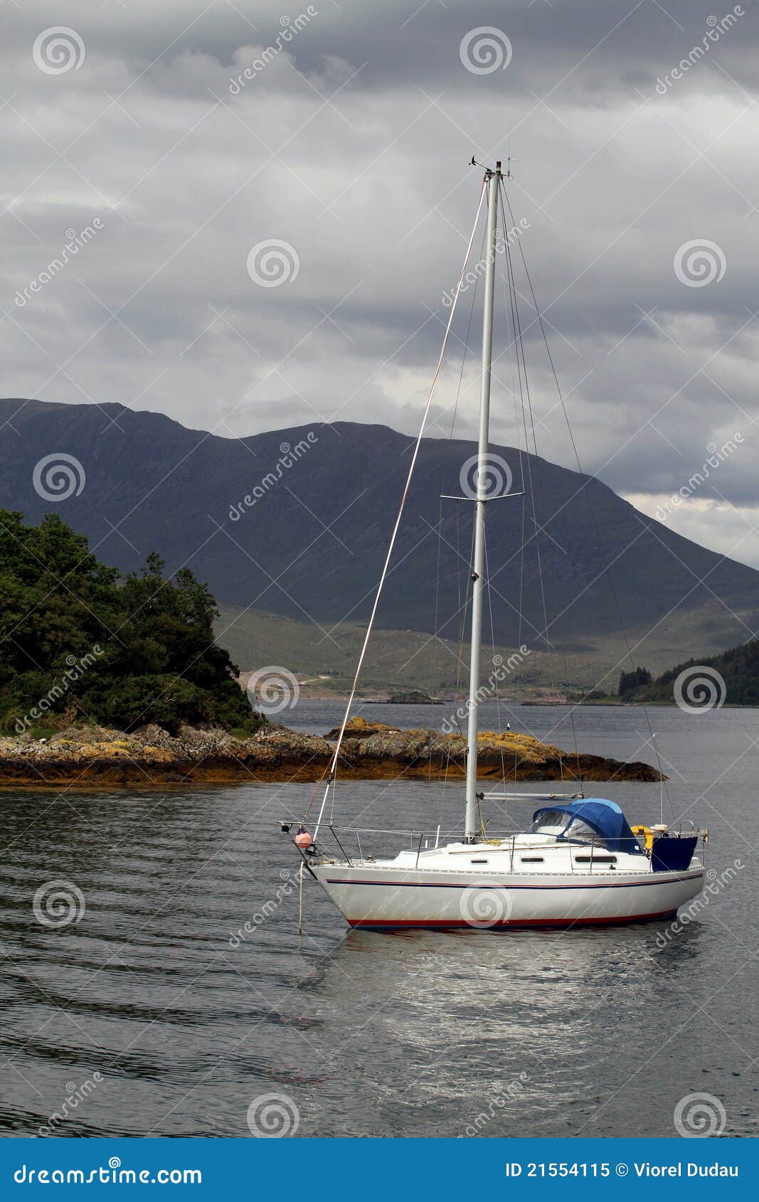 Boot op Schots meer stock afbeelding. Image of europa - 21554115