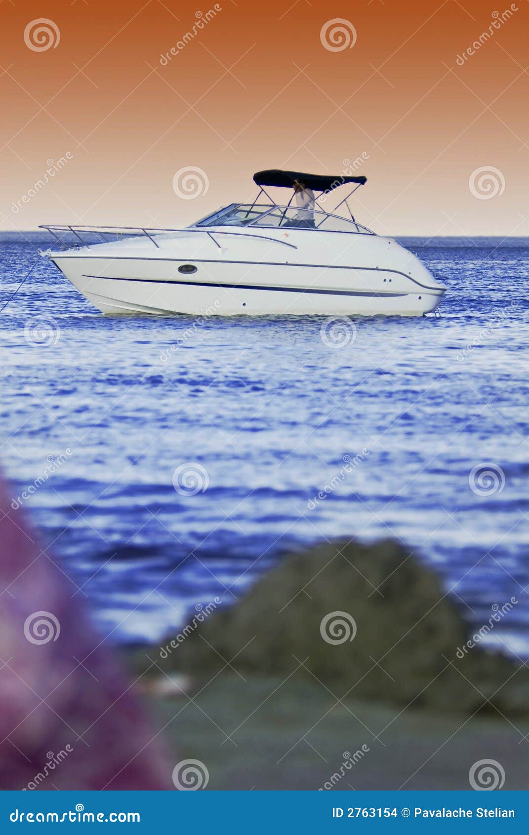 Boot op water stock foto. Image of water, reis, kust, roodachtig - 2763154