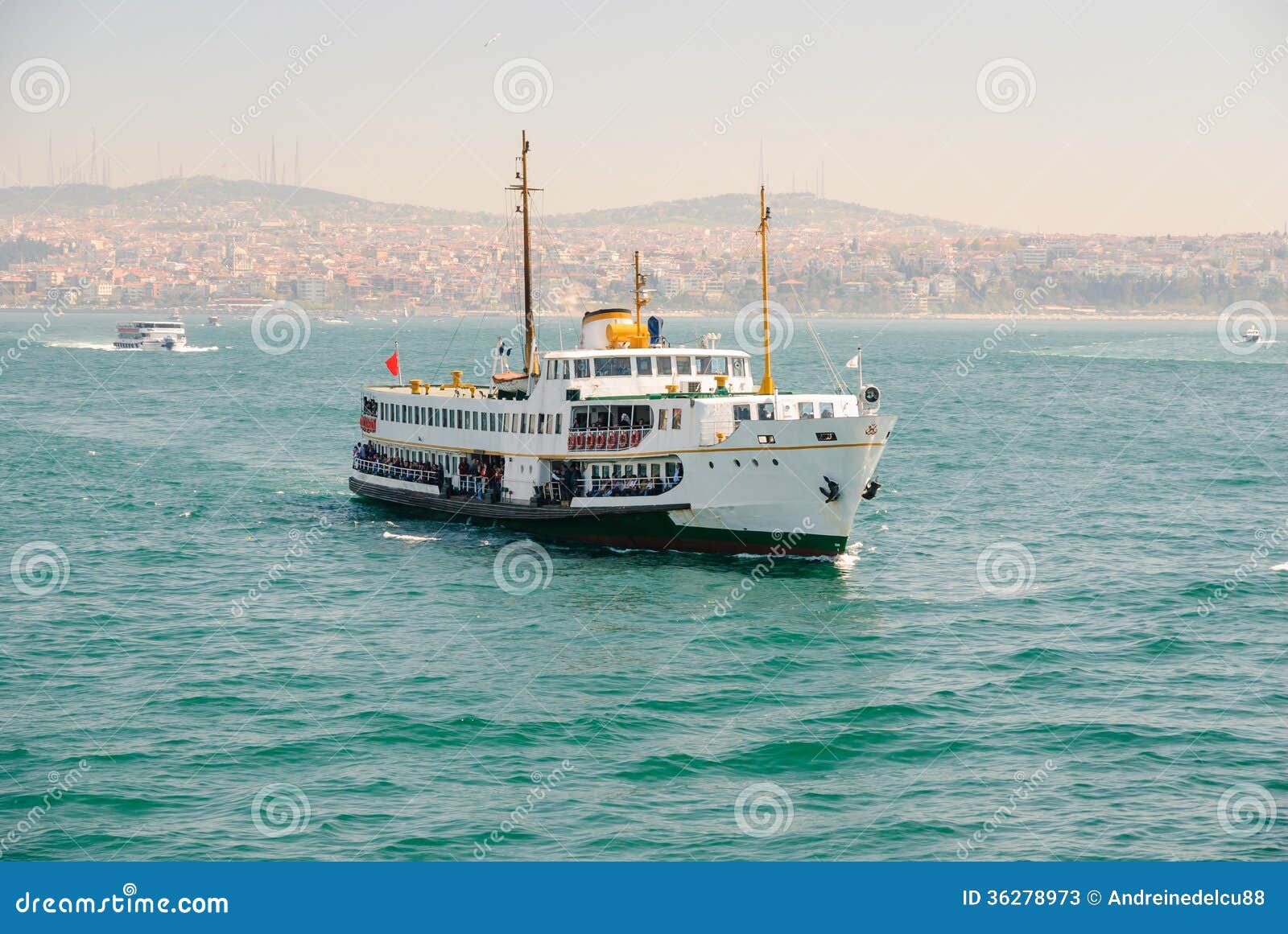 Boot Op Water En Stad Erachter Redactionele Stock Foto - Image of stad ...