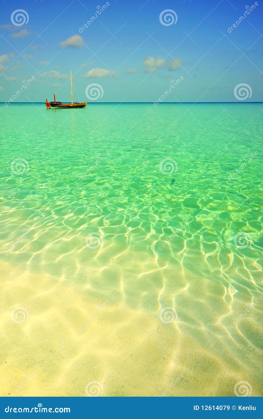 Boot op zee stock afbeelding. Image of baai, boot, klimaat - 12614079