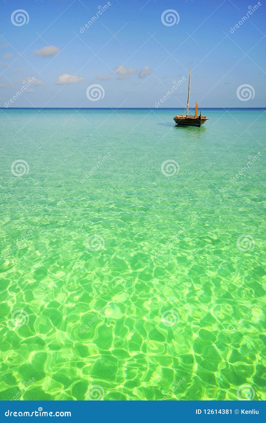 Boot op zee stock afbeelding. Image of wolk, azuurblauw - 12614381