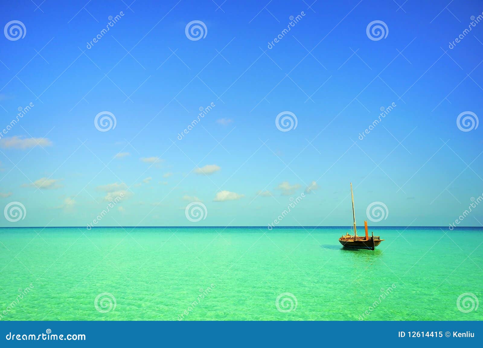 Boot op zee stock afbeelding. Image of heet, atol, dromen - 12614415