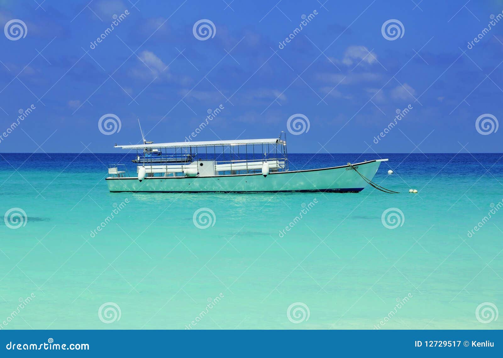 Boot op zee stock afbeelding. Image of baai, lagune, fantasie - 12729517