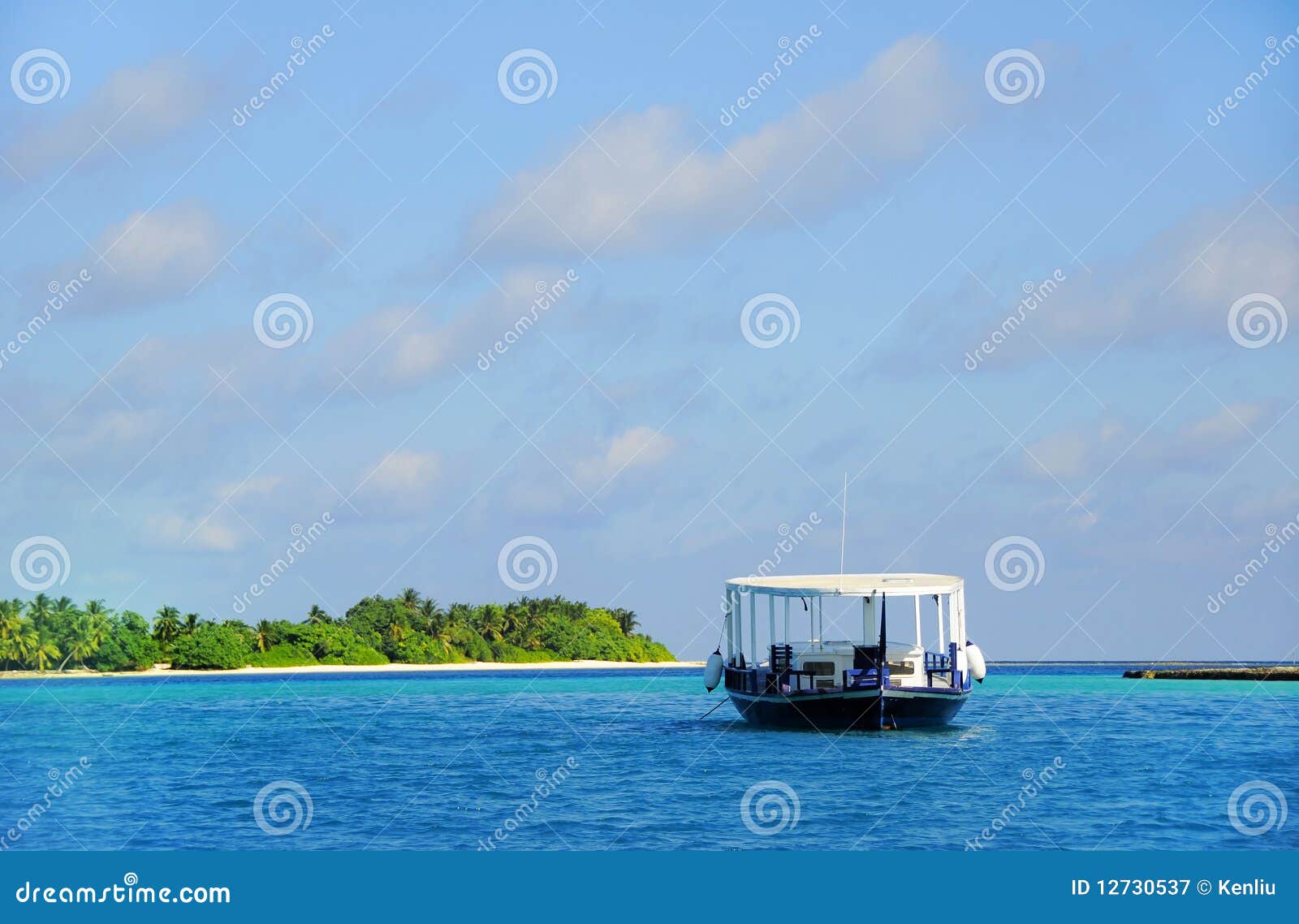 Boot op zee stock afbeelding. Image of daglicht, landschap - 12730537