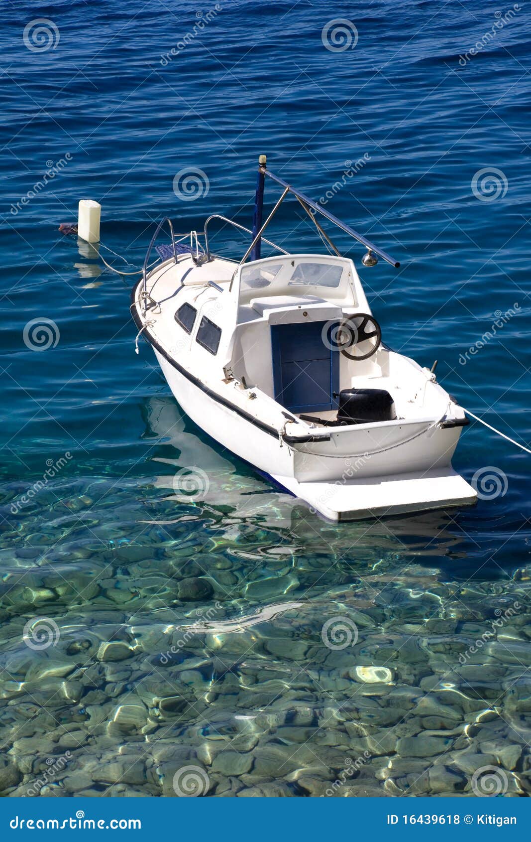 Boot op zee stock foto. Image of tafereel, ontruim, landschap - 16439618