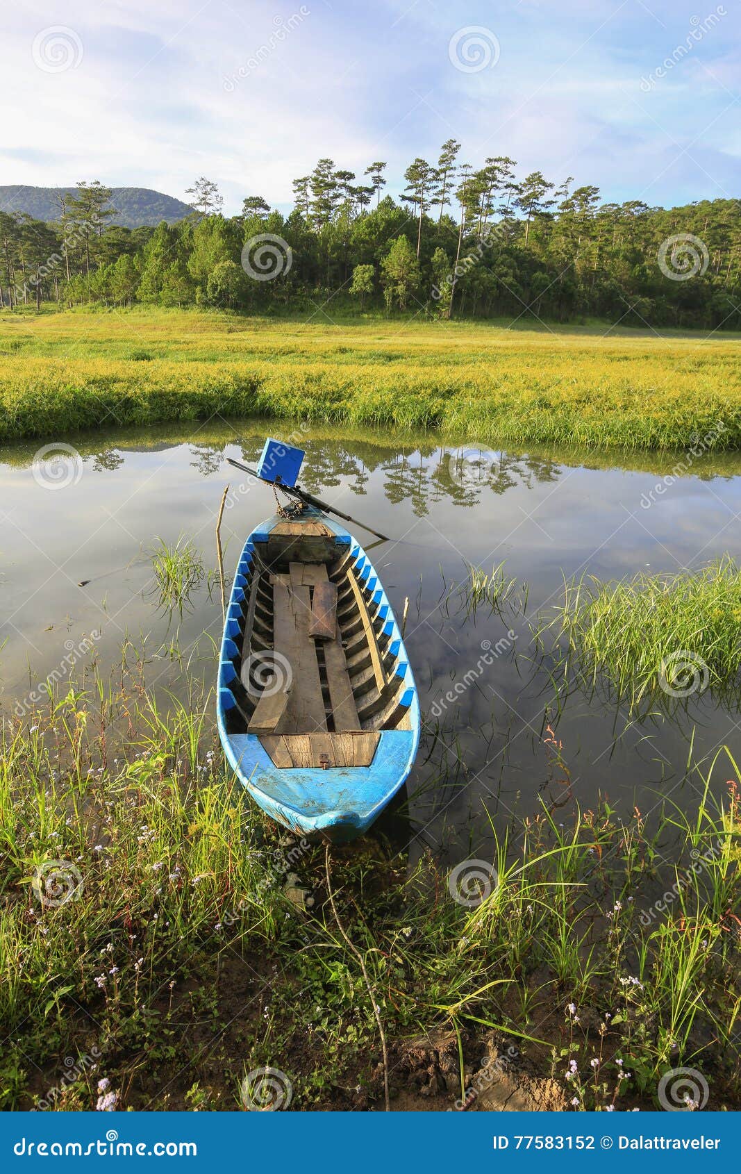 Boot in Tuyen Lam Lake stock foto. Image of waaier, boot - 77583152