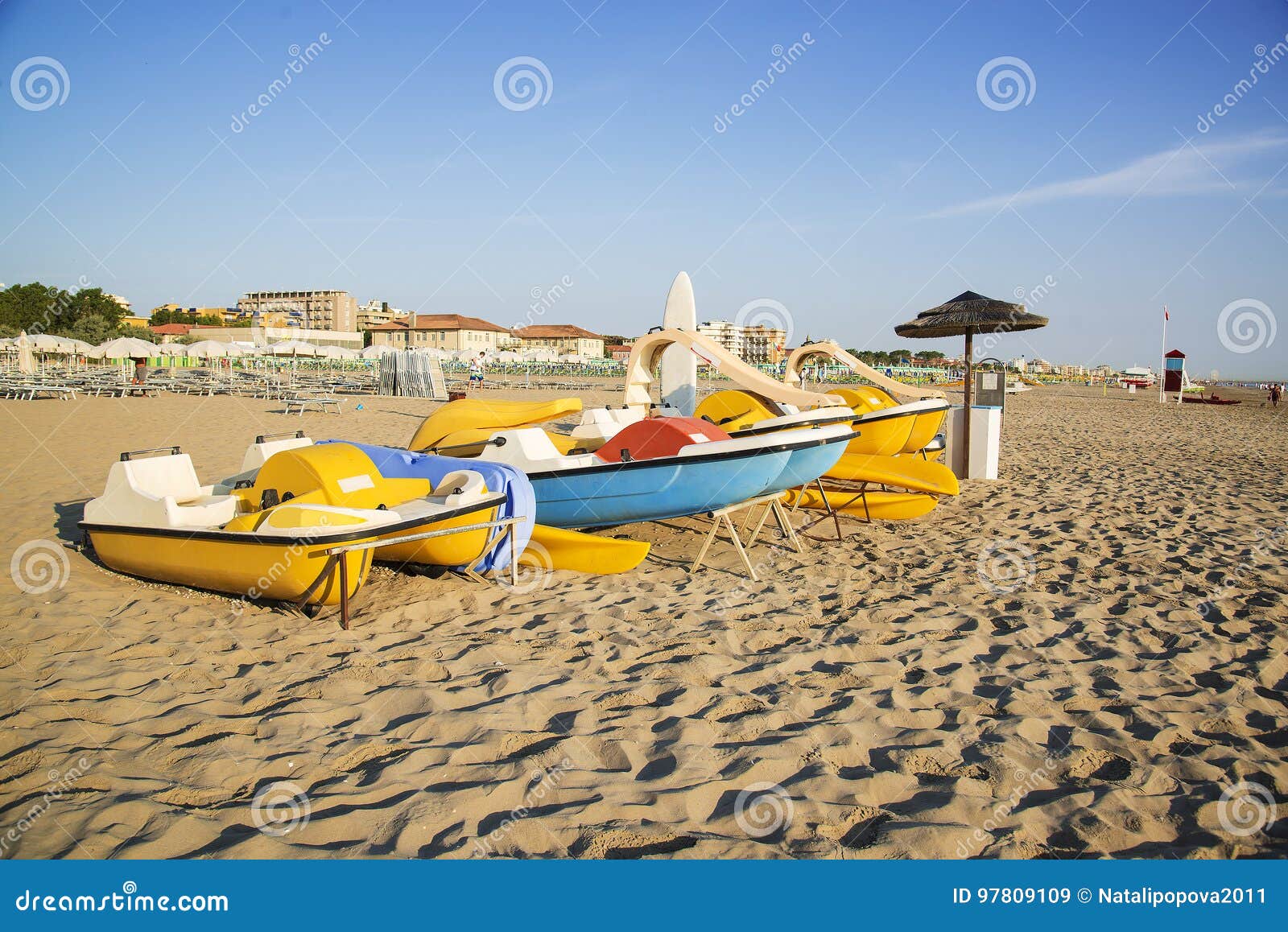 Boote Auf Dem Strand in Rimini, Italien Stockbild - Bild von ...