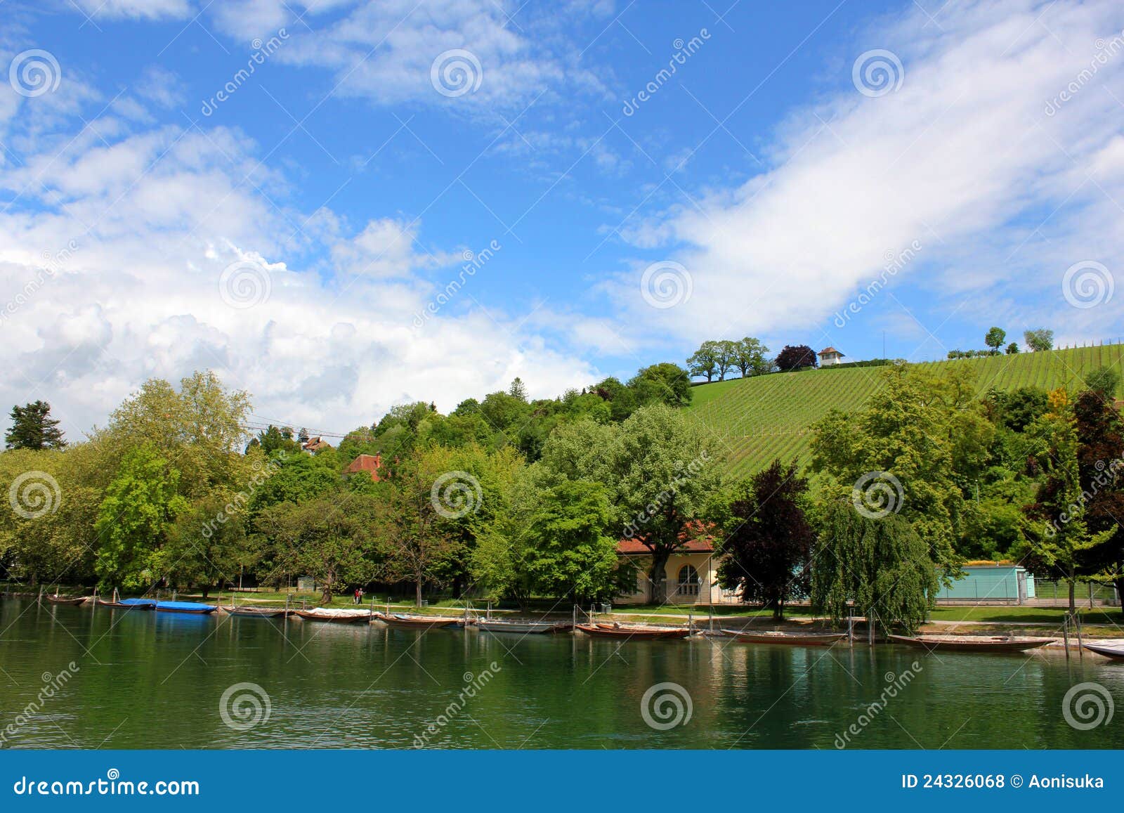 Boote auf der Rhein-Fluss stockfoto. Bild von himmel - 24326068