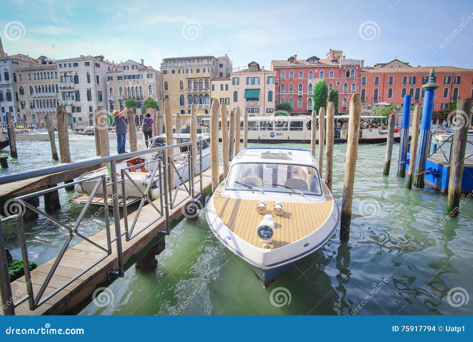 Boote Auf Einem Kanal in Venedig Redaktionelles Stockbild - Bild von ...
