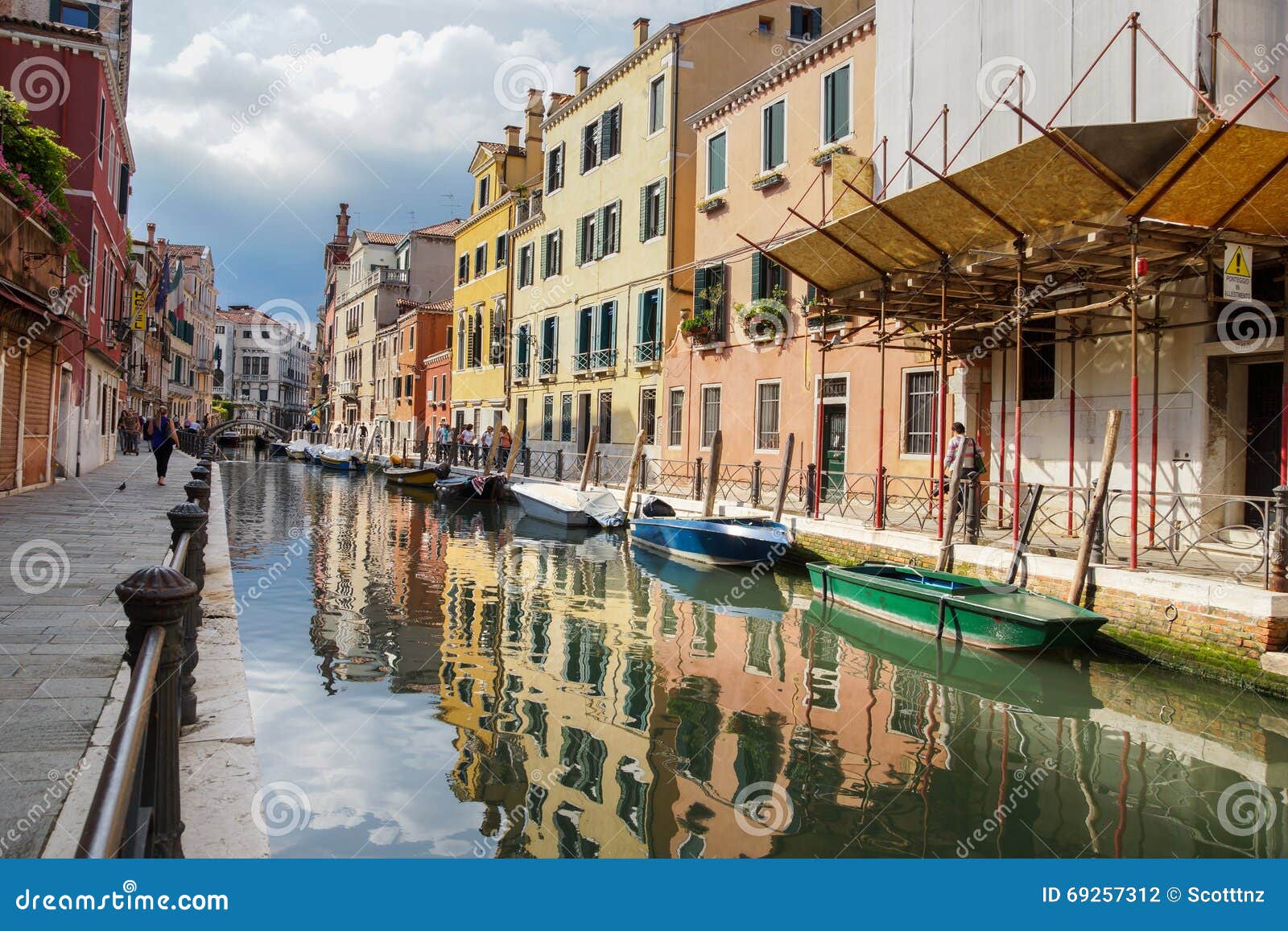 Boote in Einem Kanal in Venedig, Italien Redaktionelles Stockfotografie ...