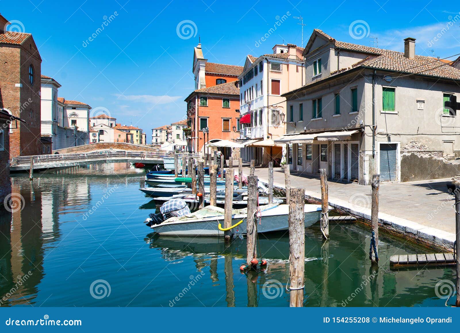 Boote in Einem Kanal Von Chioggia in Italien Stockfoto - Bild von ...