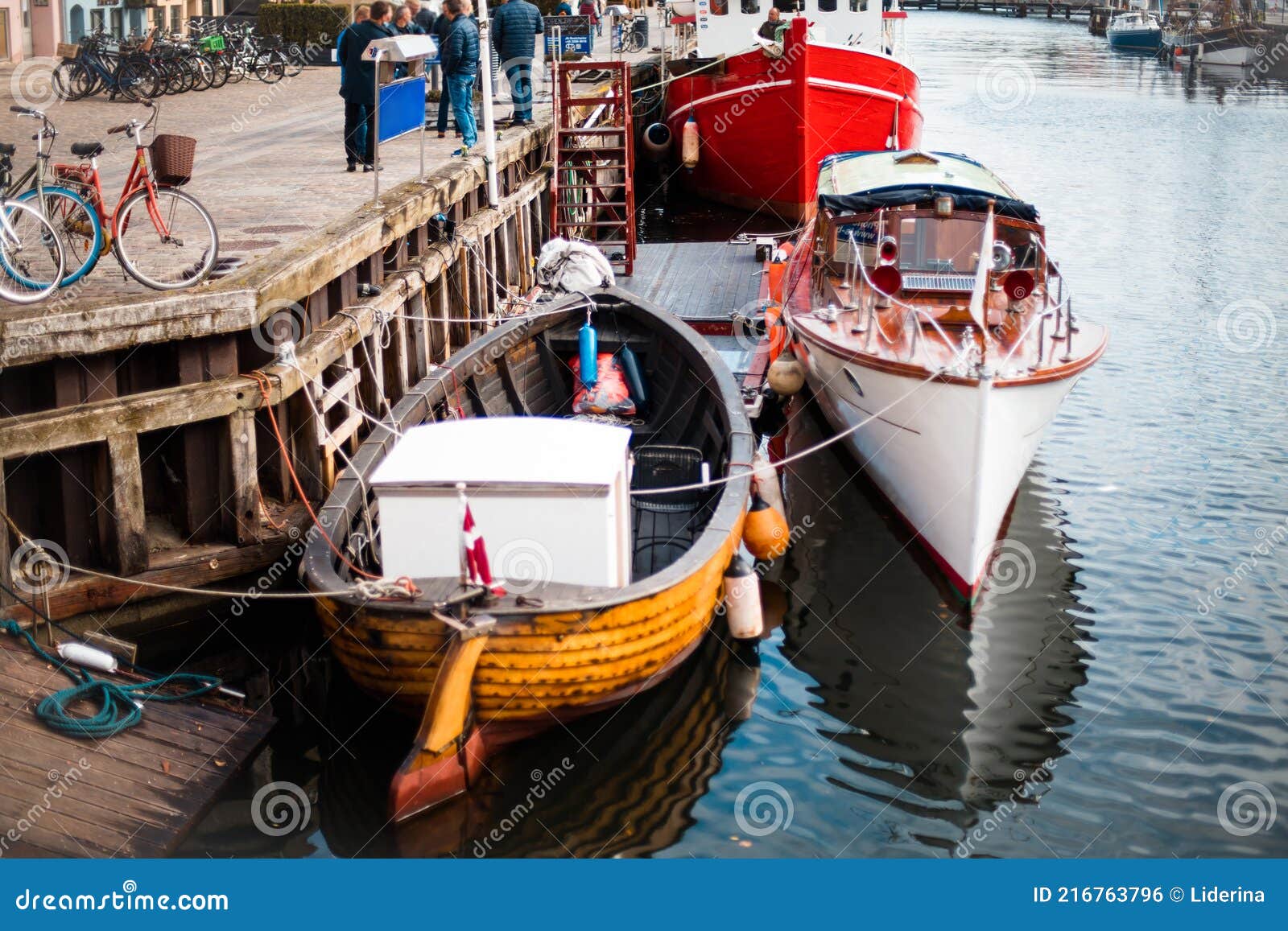 Boote Im Hafen. Schiffe am Hafen Stockfoto - Bild von behälter, marine ...