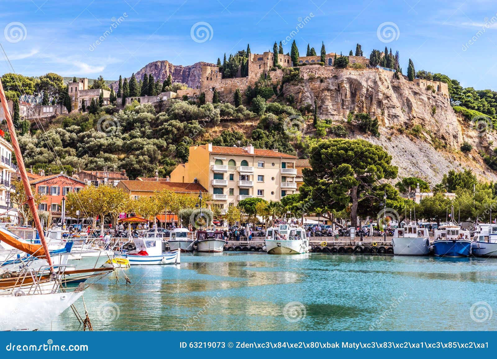 Boote Im Hafen Und in Den Chateau-Cassis, Frankreich Stockbild - Bild ...
