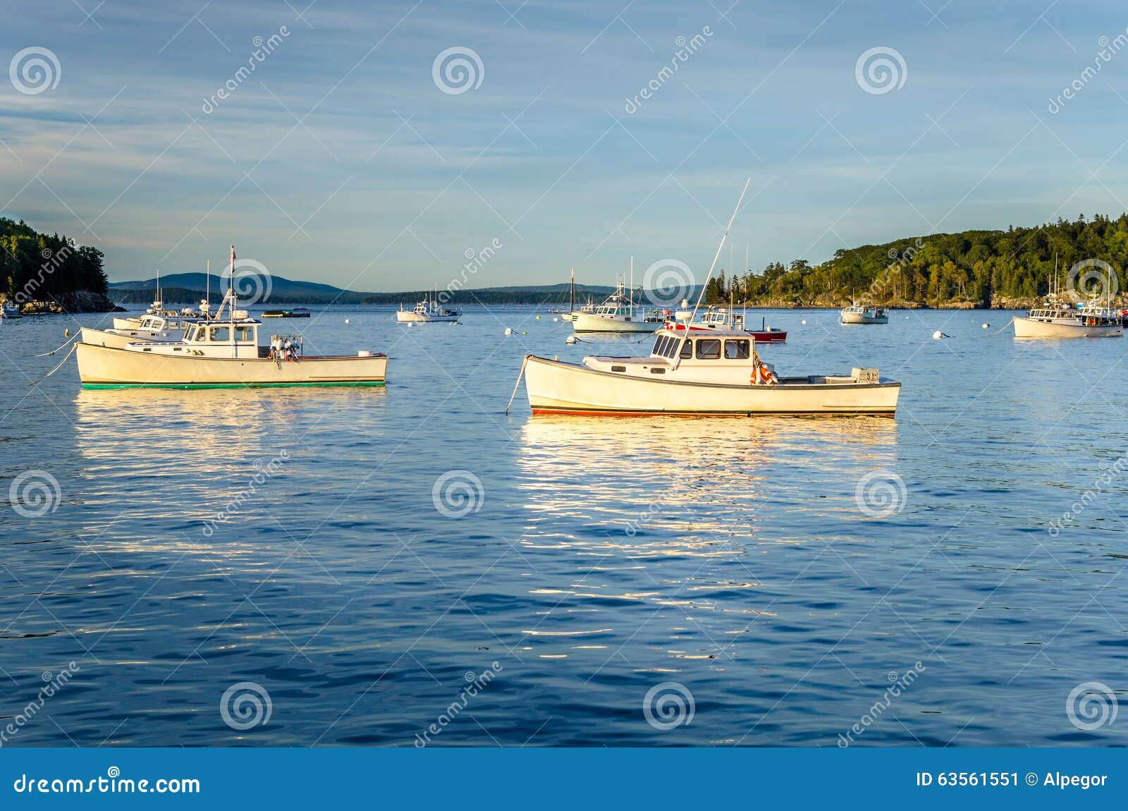Boote Im Hafen Und Reflexion Im Wasser Stockbild - Bild von bojen, nave ...