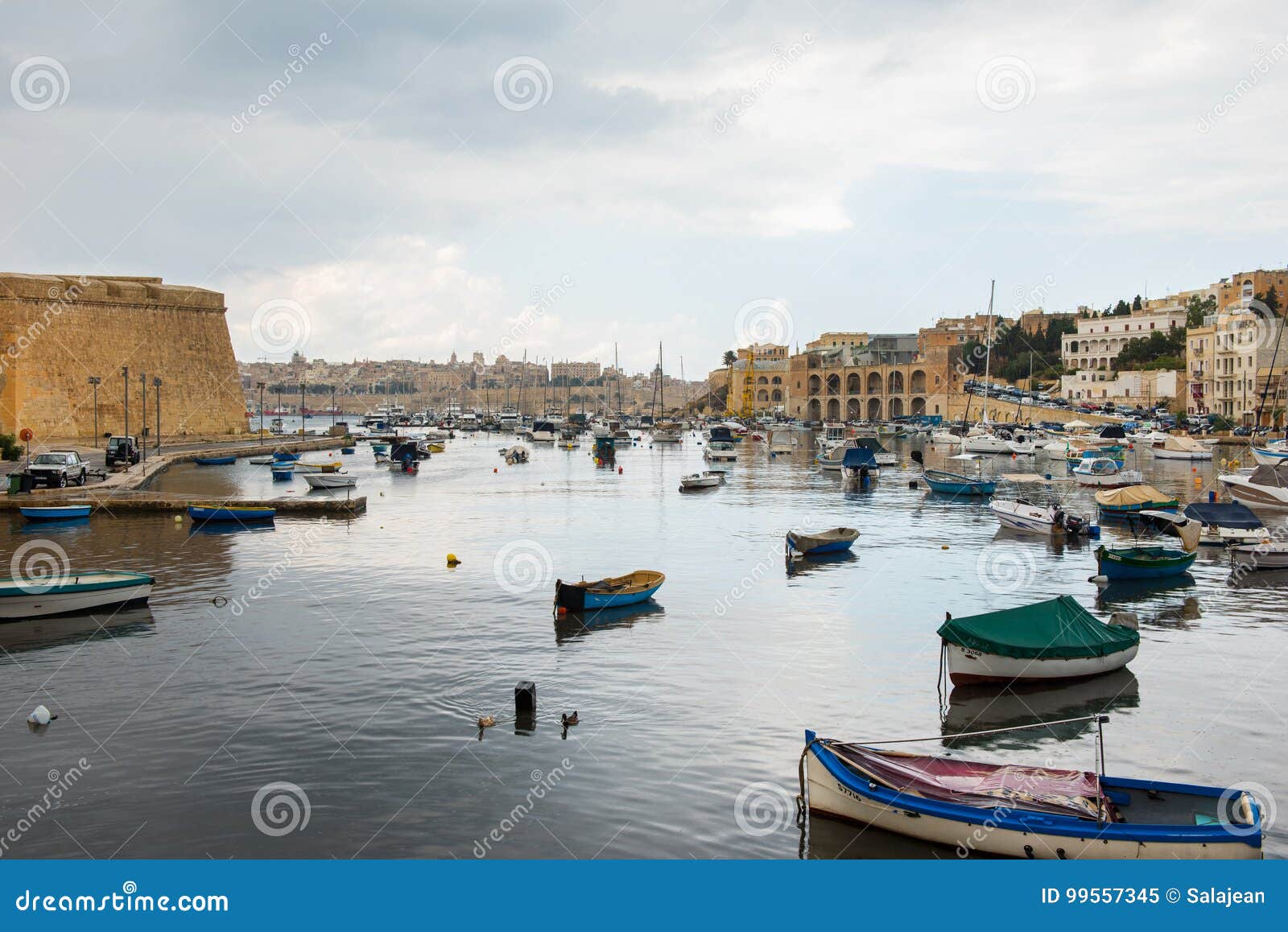 Boote Und Yachten, Die in Valletta, Malta Verankern Redaktionelles Bild ...