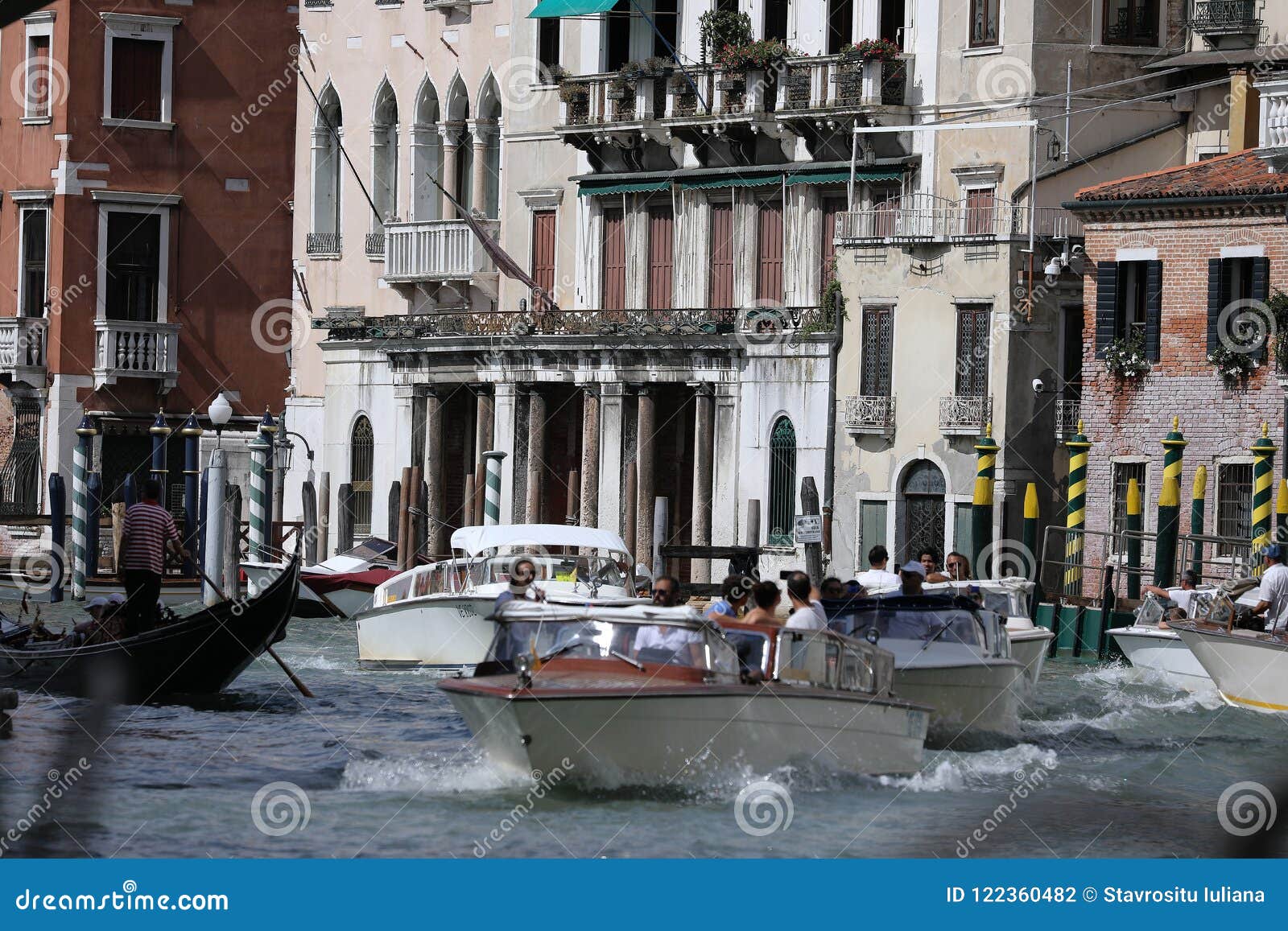 Boote in Venedig, Italien redaktionelles stockfotografie. Bild von ...