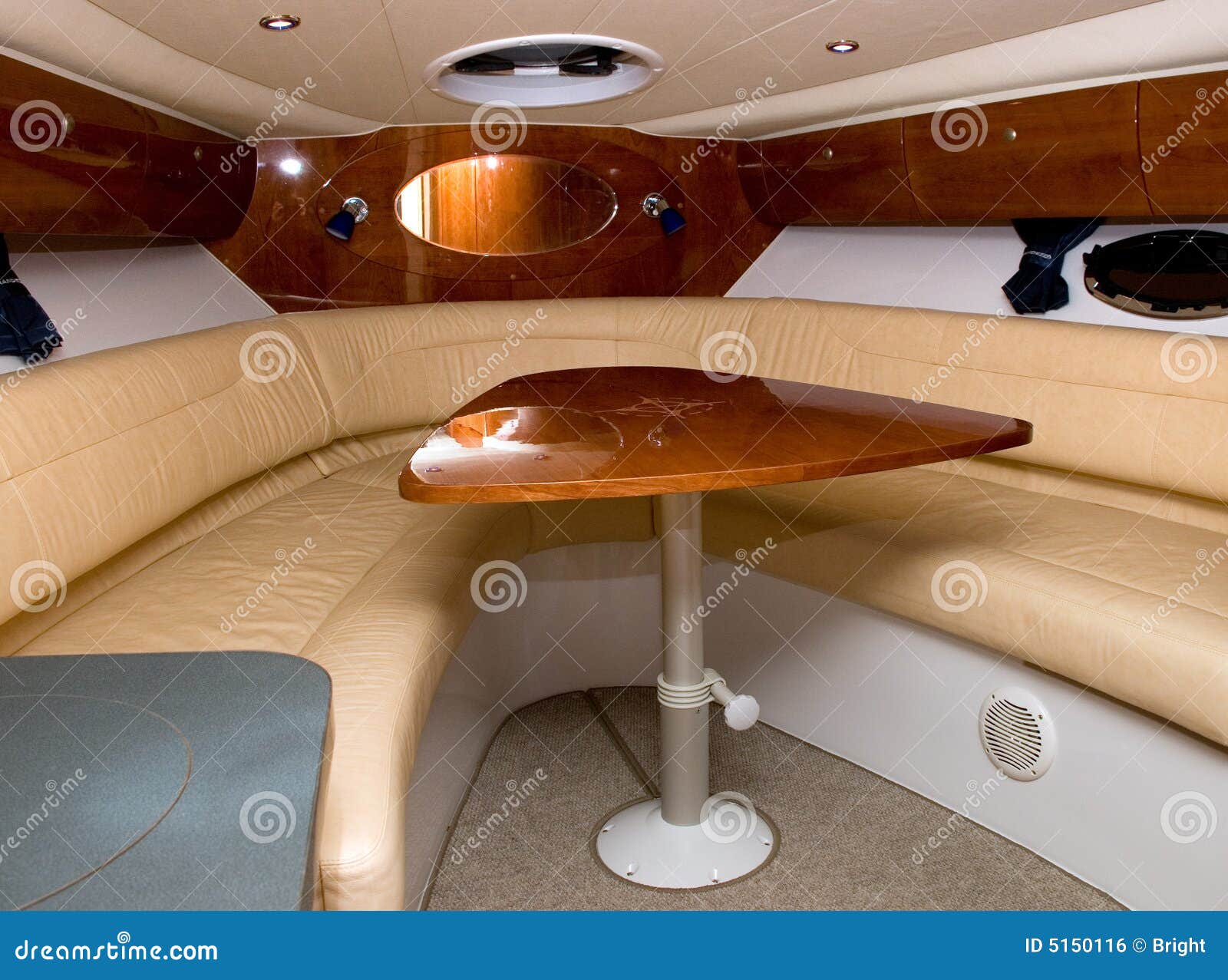 Boots-Innenraum stockfoto. Bild von beige, sofa, tabelle - 5150116