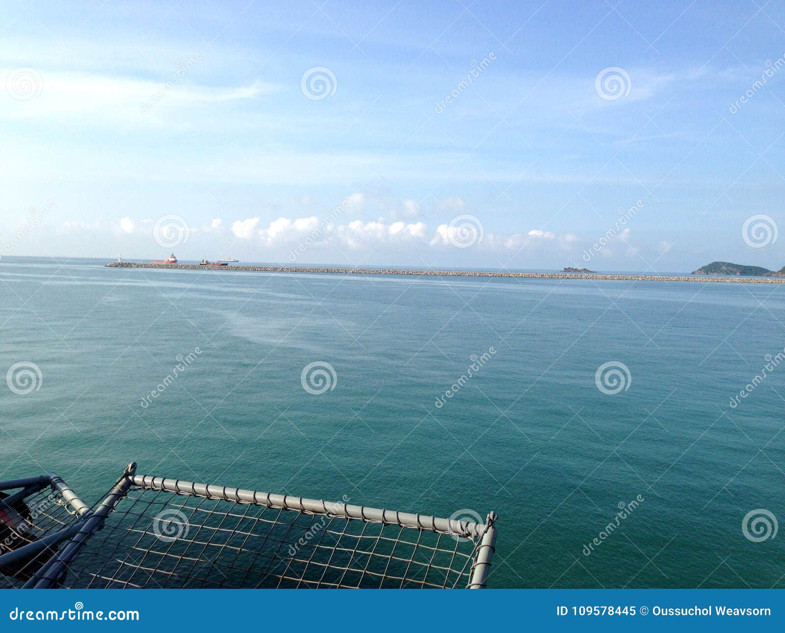 Borda Del Barco Con El Fondo Del Mar Imagen de archivo - Imagen de azul ...