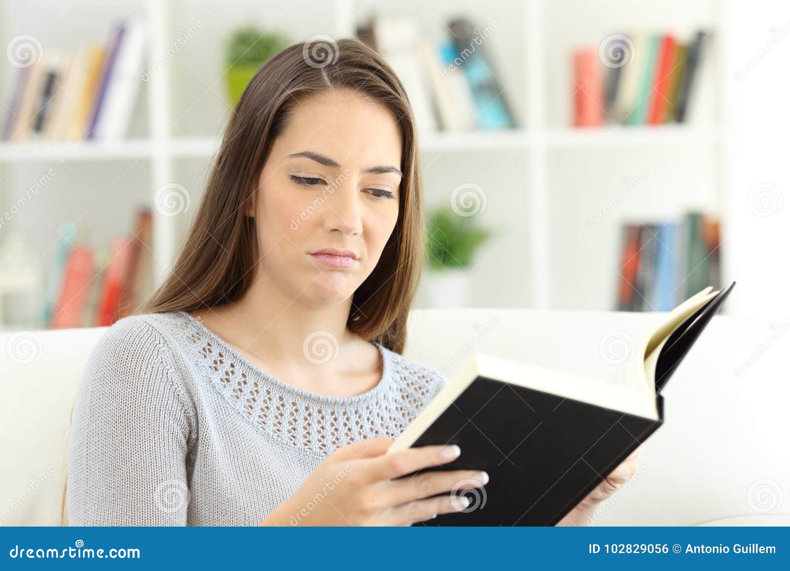 Bored Vrouw Die Een Slecht Boek Lezen Stock Foto - Image of uitdrukking ...