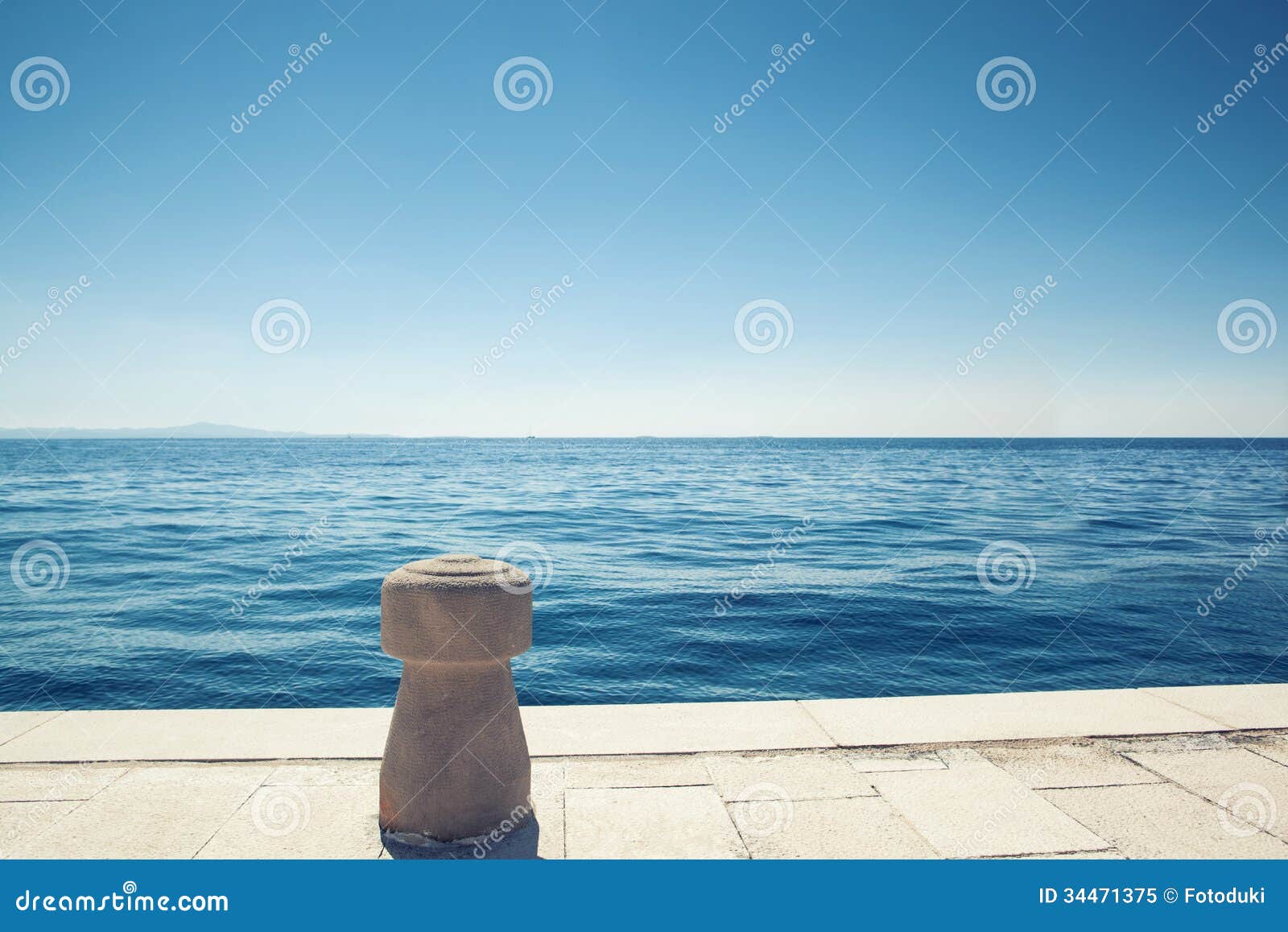 Borne En Pierre Sur Le Dock De Bateau Image stock - Image du bleu ...