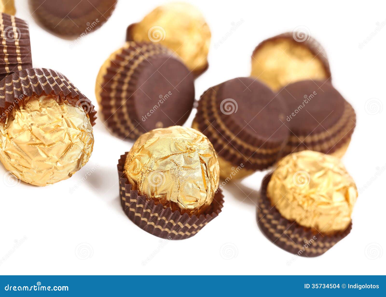 Bos Van Chocolade Gouden Bonbons. Stock Foto - Image of folie, gebakje ...