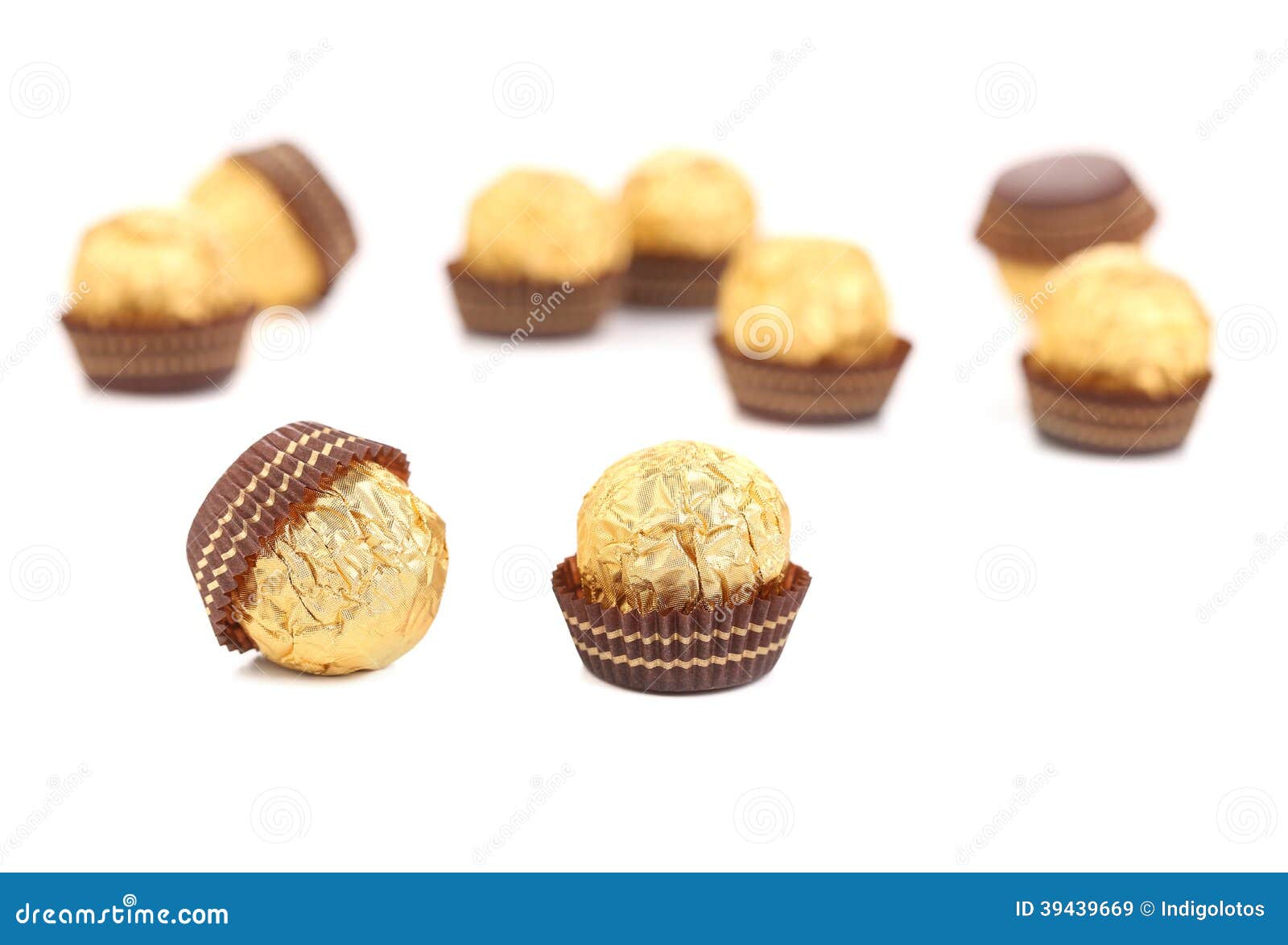 Bos Van Chocolade Gouden Bonbons. Stock Afbeelding - Image of nagerecht ...