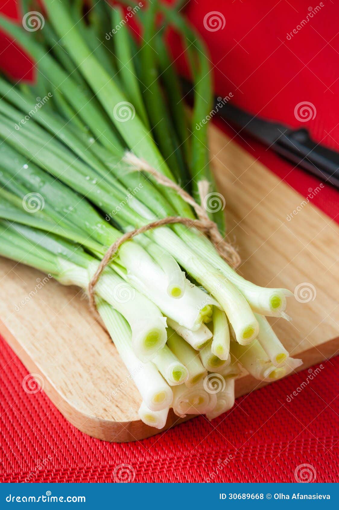 Bos Van Verse Groene Uien Aan Boord Stock Foto - Image of wortel ...