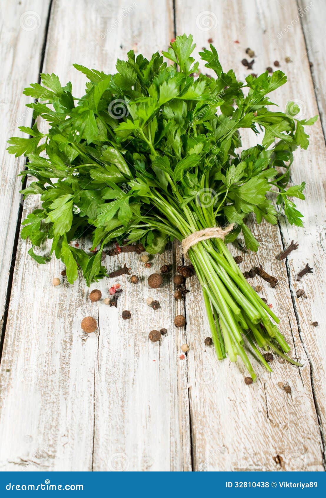 Bos van verse peterselie stock foto. Image of spriet - 32810438