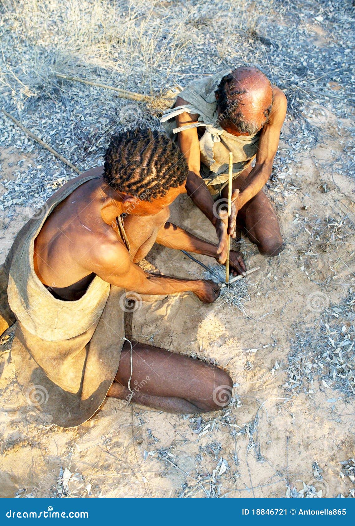 Bosjesmannen Die Brand Maken Redactionele Foto - Image of wild ...