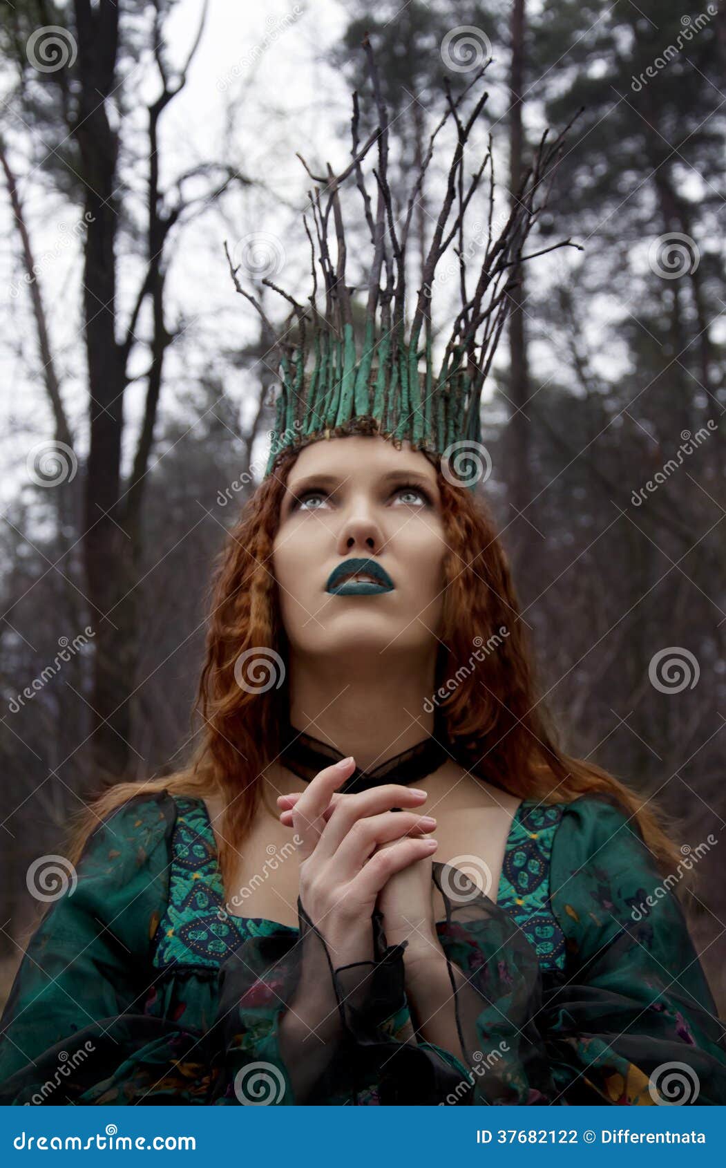 Bosnimf in groene kleding stock foto. Image of jong, bidden - 37682122