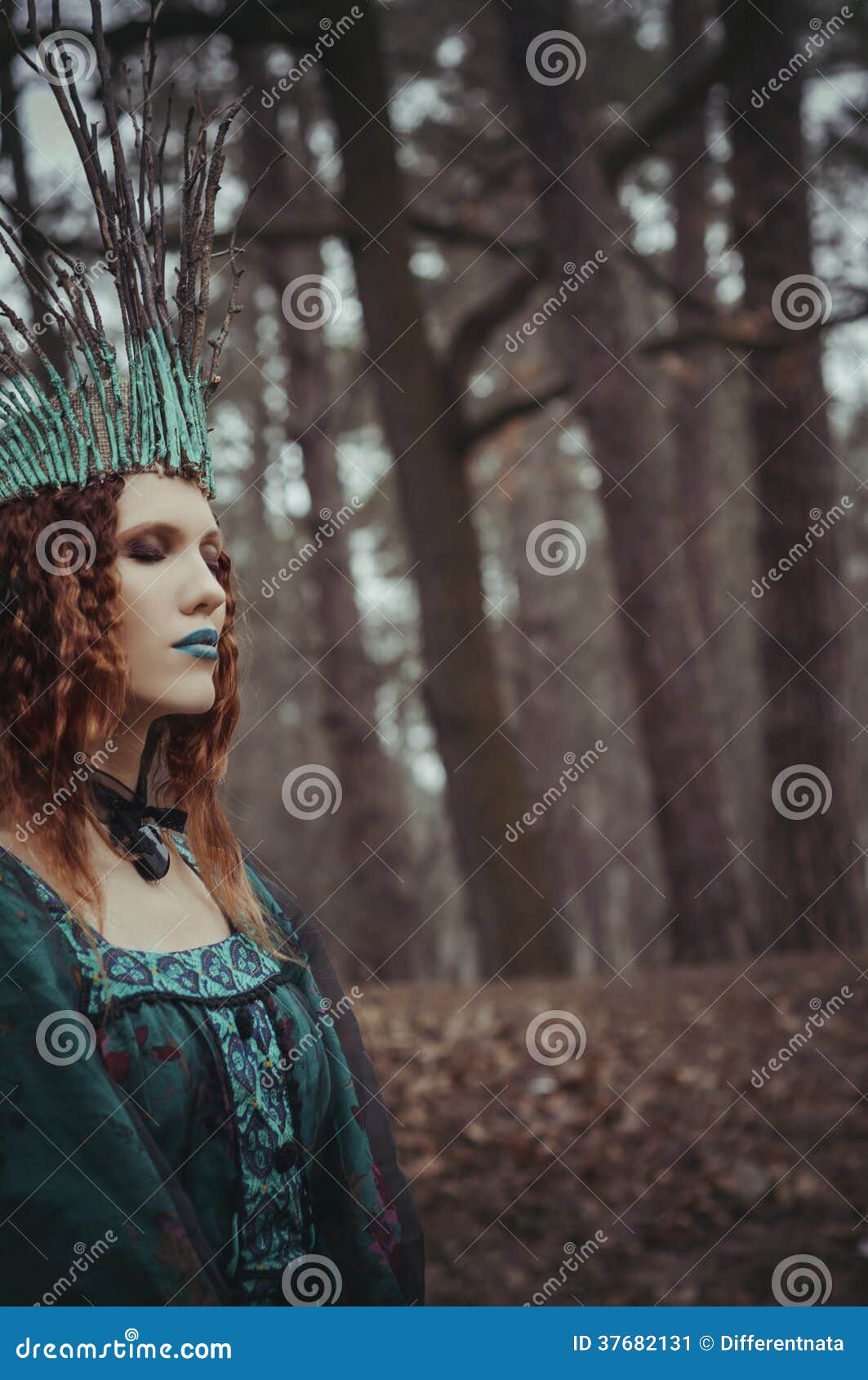 Bosnimf in groene kleding stock afbeelding. Image of nimf - 37682131