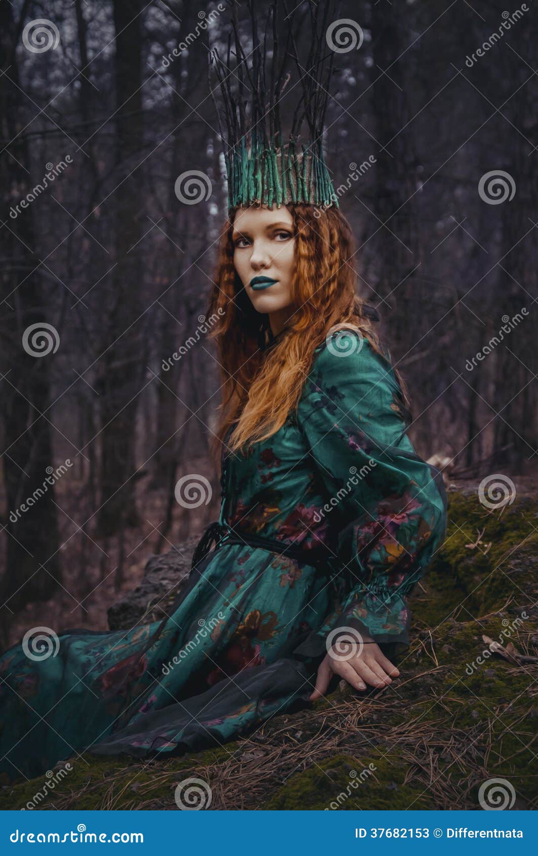 Bosnimf in groene kleding stock afbeelding. Image of kroon - 37682153