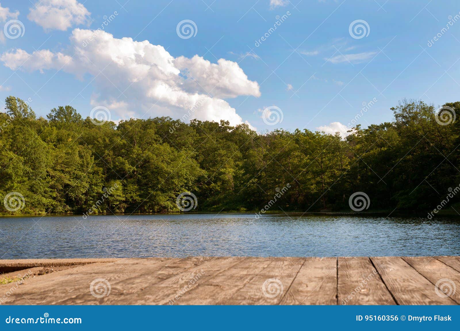 Bosque Y Lago Hermosos Con Un Tablero De Madera Foto de archivo ...