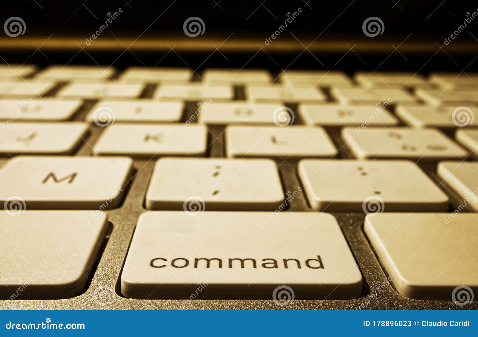 Botón De Comando En El Teclado Pc Plateado. Imagen De Macro Imagen de ...