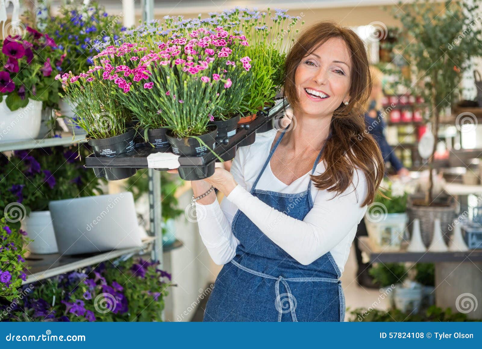 Botaniste De Sourire Carrying Crate Full De Fleur Photo stock - Image ...