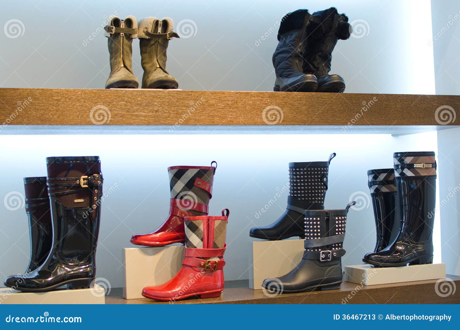 Botas de la mujer imagen de archivo. Imagen de elegante - 36467213