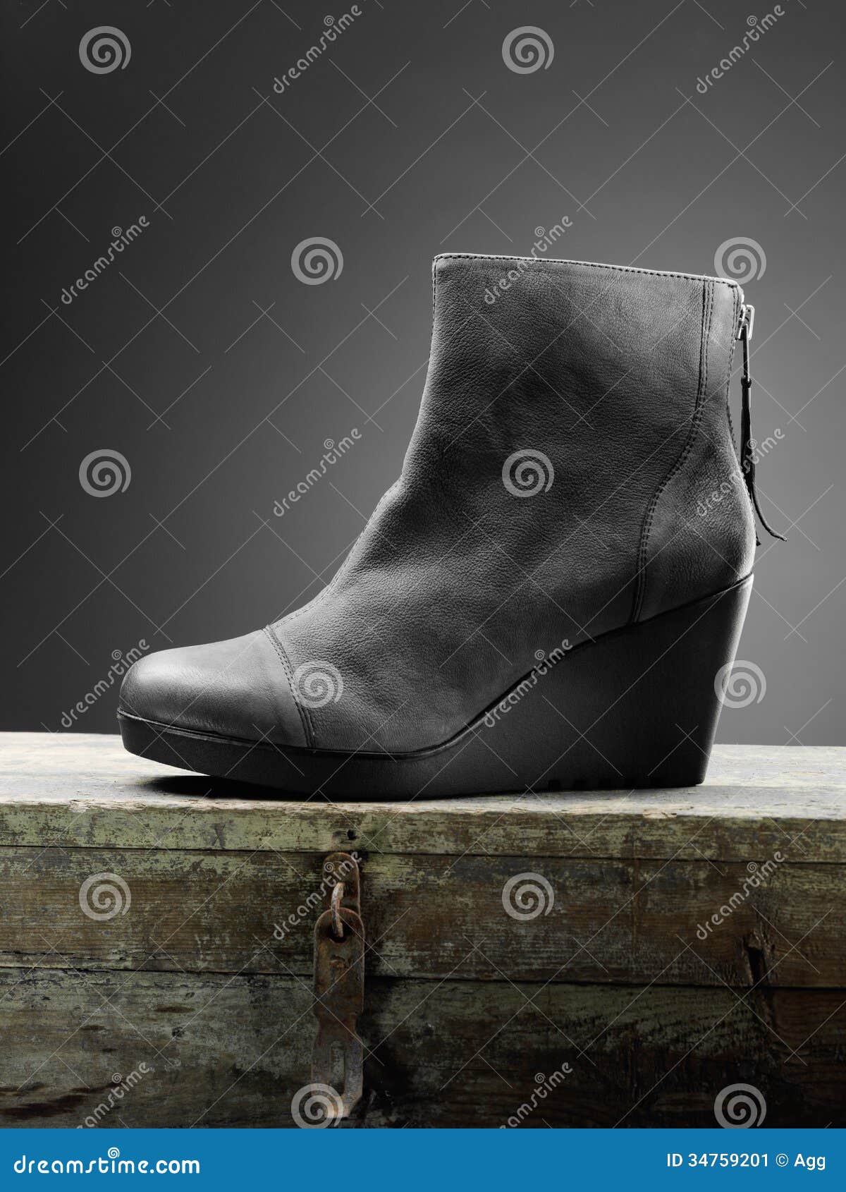 Botas grises de la mujer imagen de archivo. Imagen de arranque - 34759201