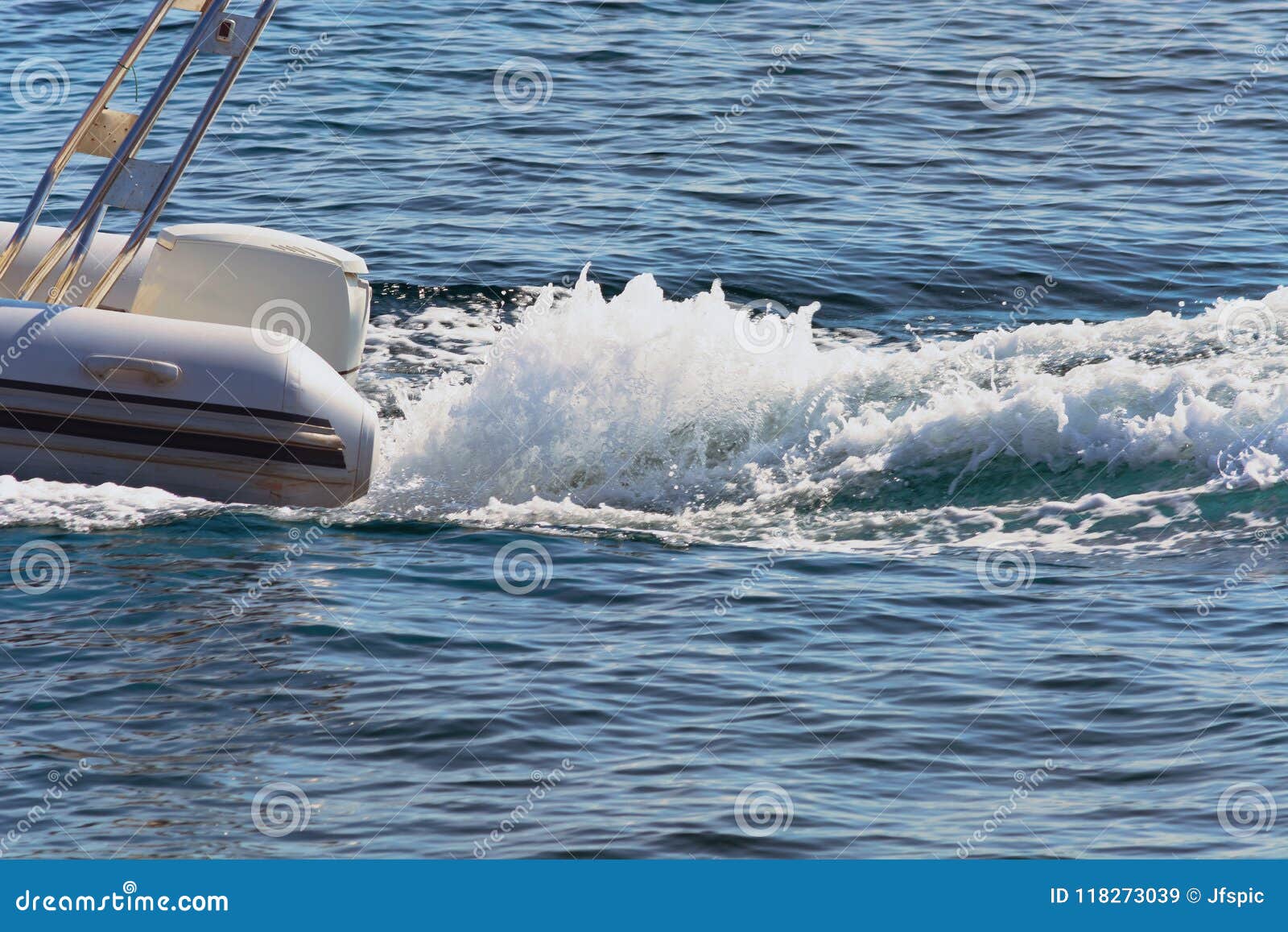 Bote Con El Motor Exterior Del Tablero Imagen de archivo - Imagen de ...