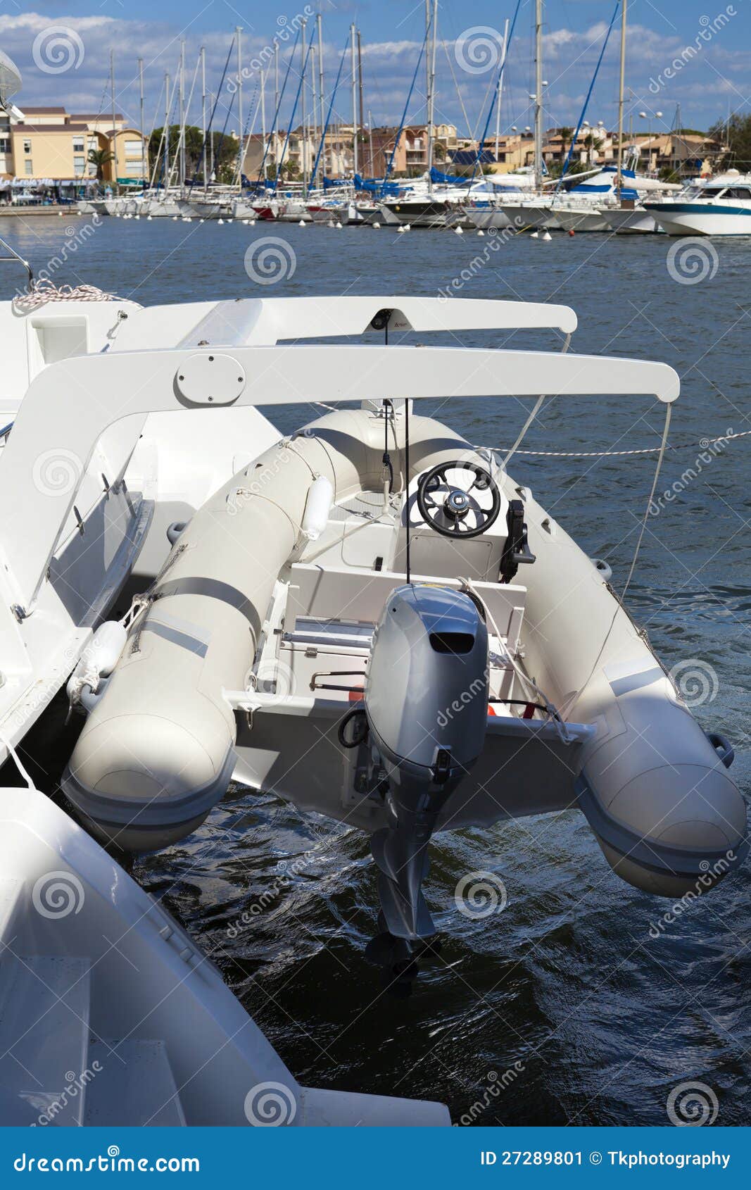 Bote con el motor externo imagen de archivo. Imagen de marinero - 27289801