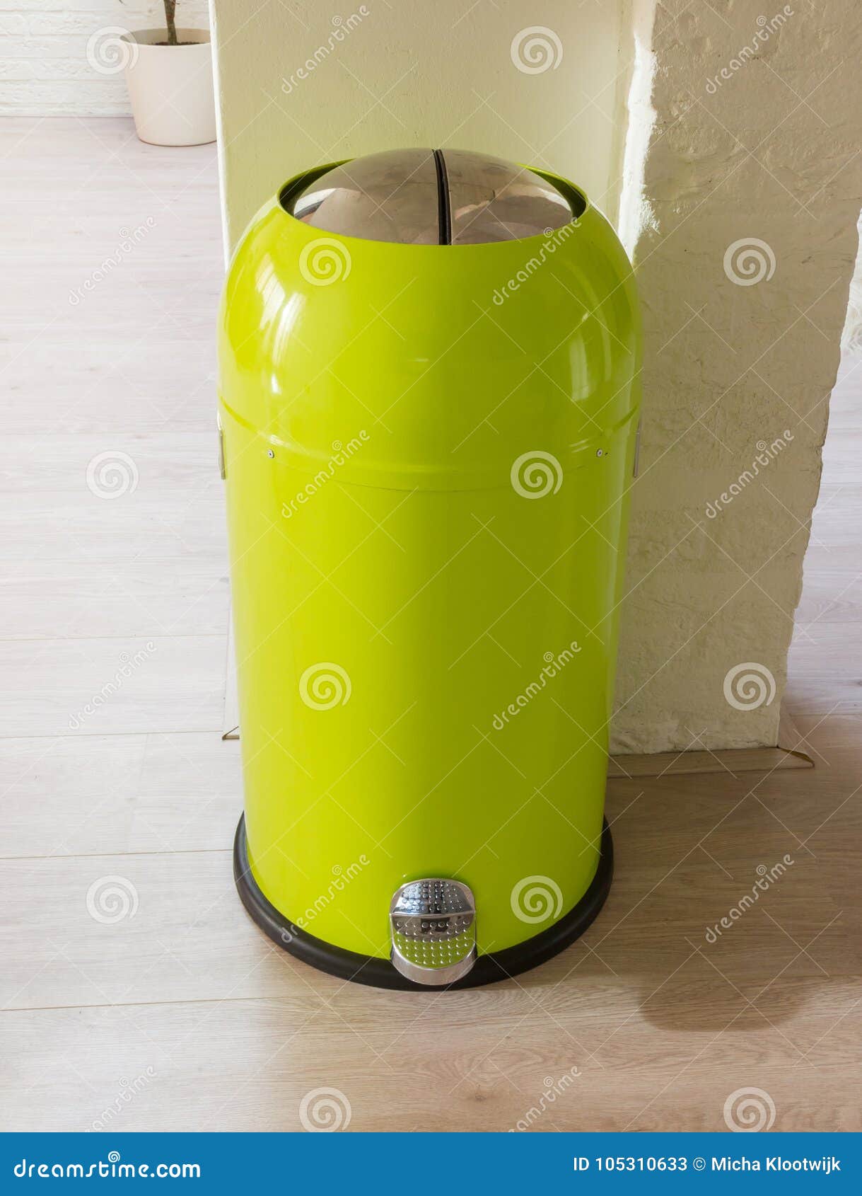 Bote de basura verde imagen de archivo. Imagen de envase - 105310633