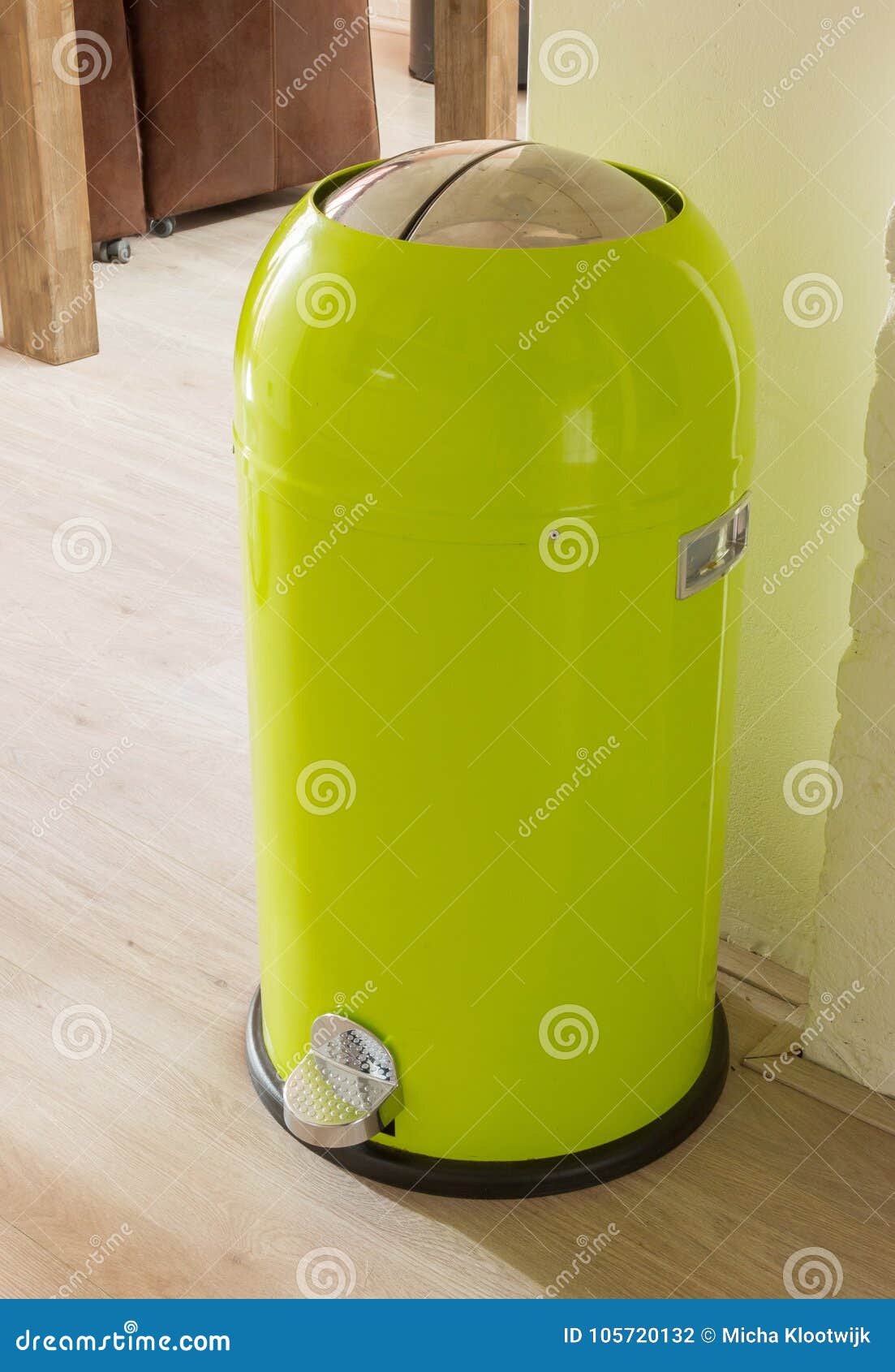 Bote de basura verde foto de archivo. Imagen de lata - 105720132